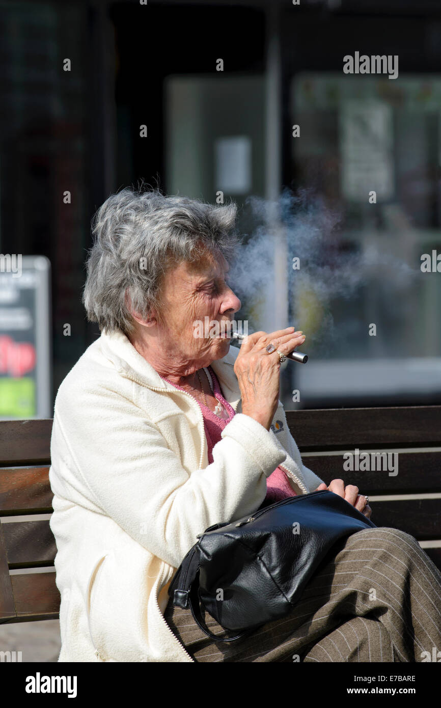 Senior woman smoking cigarette -Fotos und -Bildmaterial in hoher ...