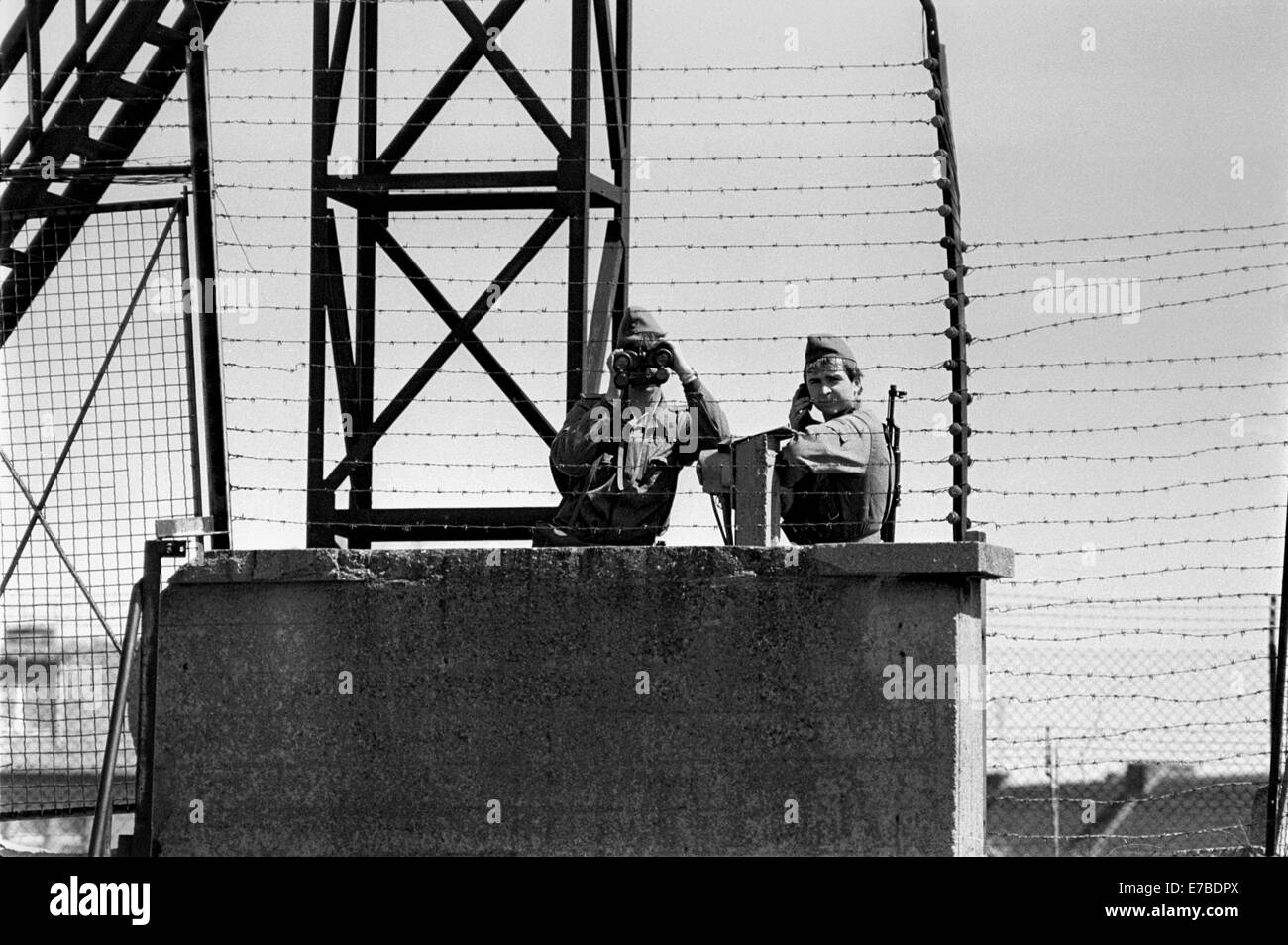 die Berliner Mauer, DDR Grenze Polizei (Volkspolizei Stockfotografie ...