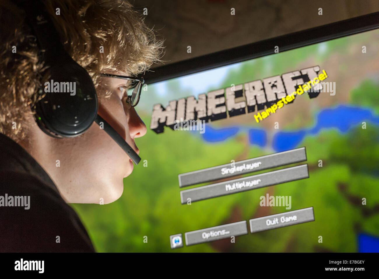 Ein Junge sitzt vor seinem Computer-Bildschirm und spielt das ...