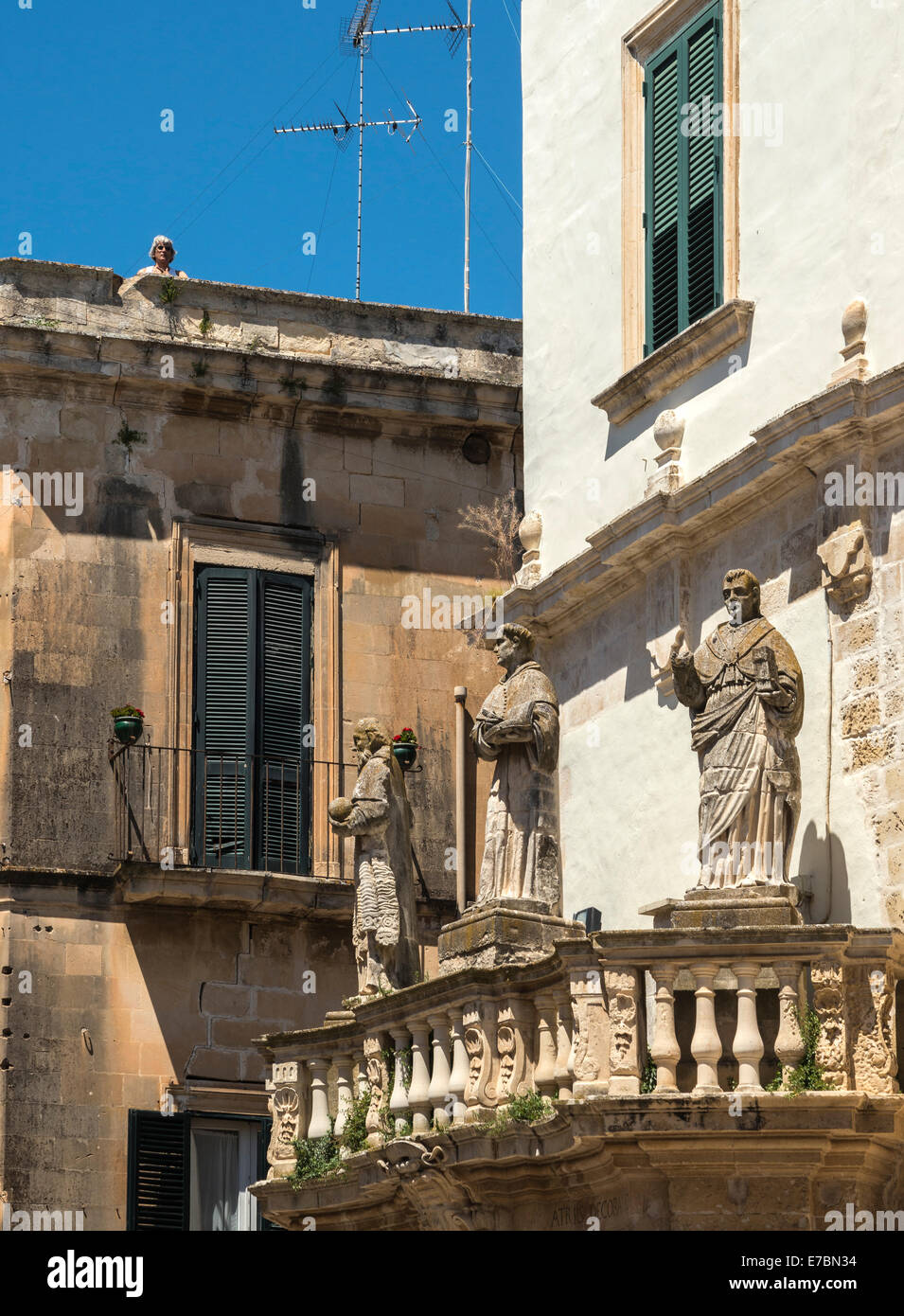 Statuen auf einer Balustrade am Eingang an der Piazza del Duomo, Lecce ...