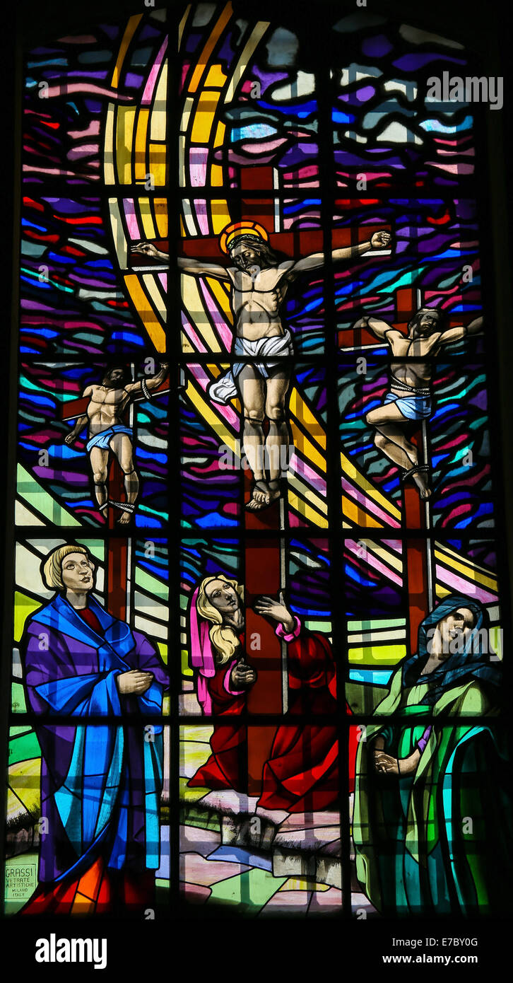 Glasmalerei-Fenster zeigt die Kreuzigung Jesu Stockfotografie - Alamy