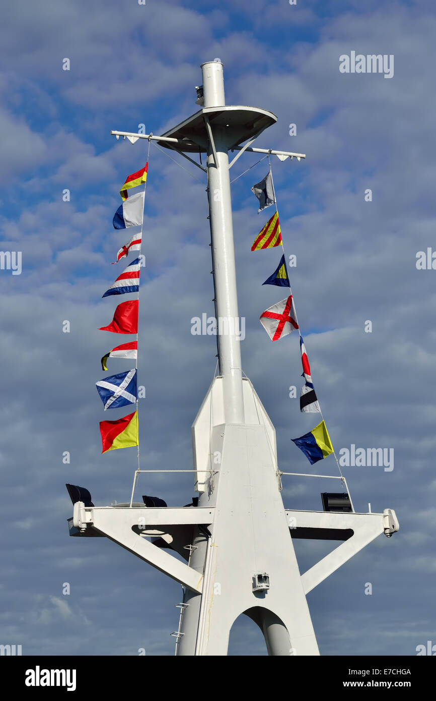 Mast des Schiffes und maritime Signalflaggen Stockfotografie - Alamy
