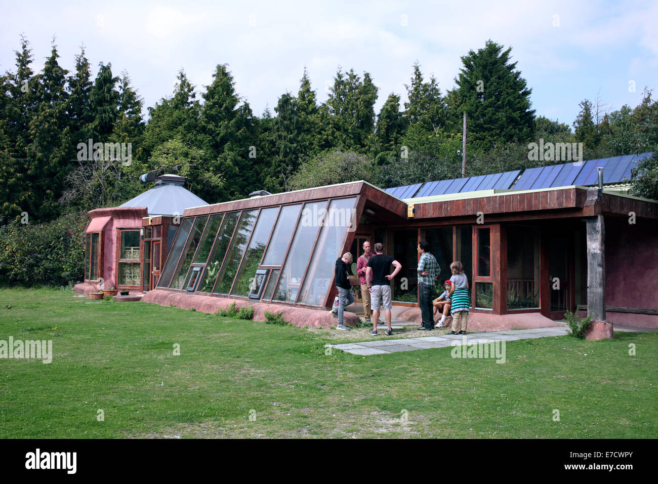 Earthship biotecture -Fotos und -Bildmaterial in hoher Auflösung – Alamy