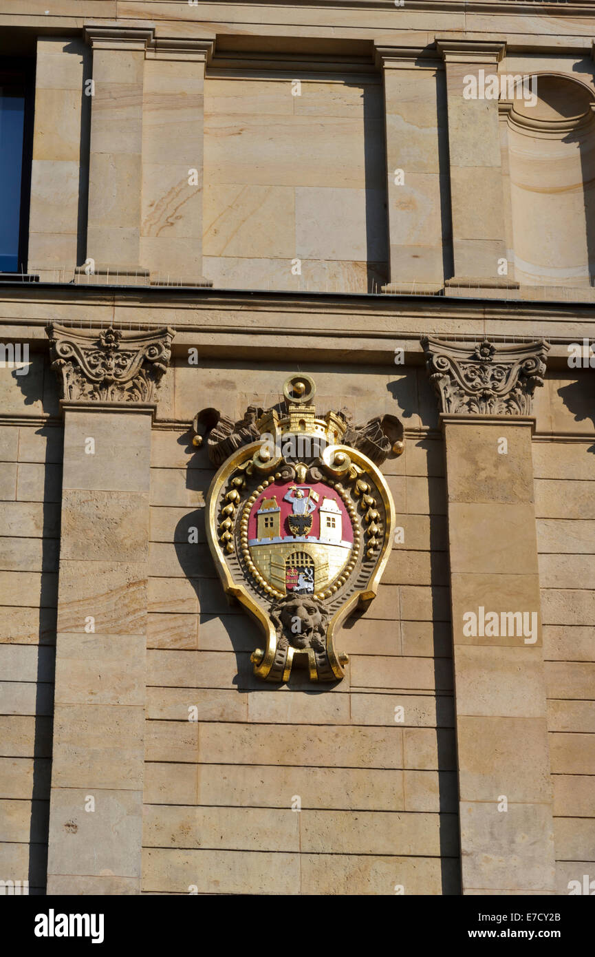 Bunte und unterschiedliche Wappen an der Wand eines Gebäudes in der ...