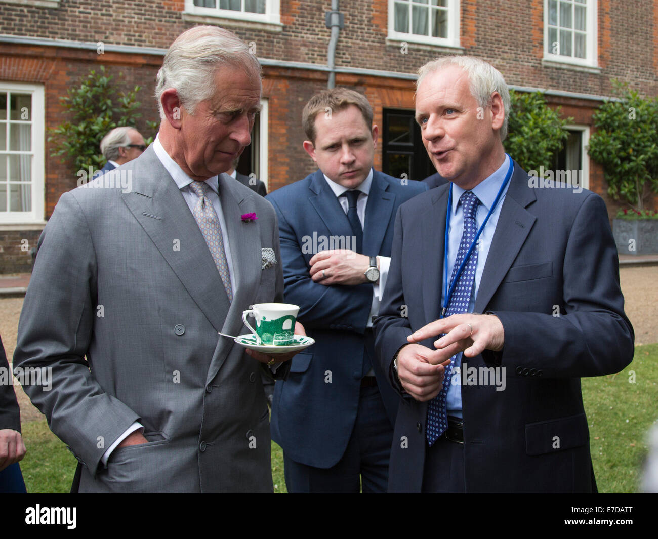 Prinz Charles mit Bionik Spezialisten Alastair Lukies und Prof Andrew ...