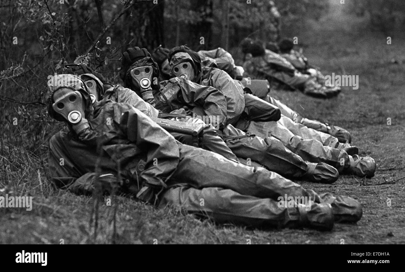 Soldaten der nationalen Volksarmee Armee (NVA) tragen Schutzanzüge und ...
