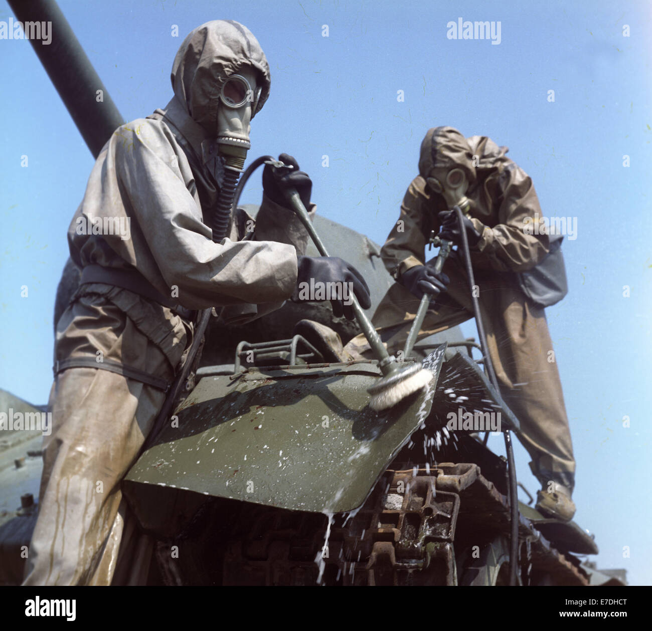 Ostdeutschen Nationalen Volksarmee Armee (NVA) Soldaten tragen ...