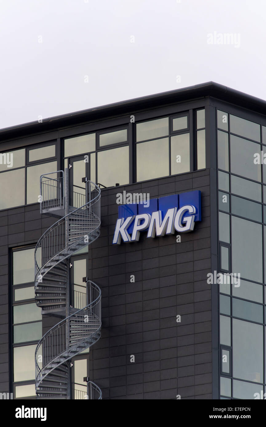 KPMG Büro Zeichen Logo Stockfotografie - Alamy
