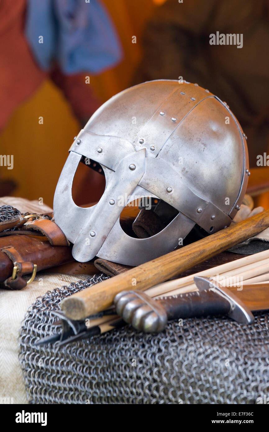 Wikinger Rüstung und Waffen an ein historisches reenactment ...
