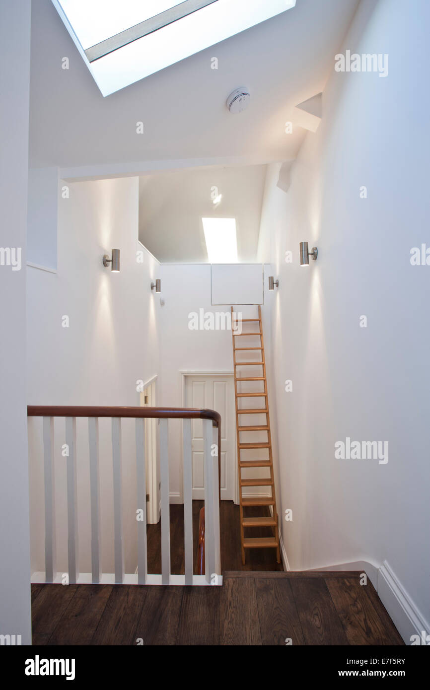 Landung im ersten stock -Fotos und -Bildmaterial in hoher Auflösung – Alamy