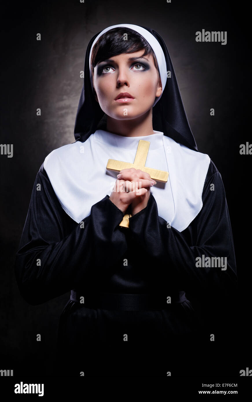 Nonne schwester katholisch beten -Fotos und -Bildmaterial in hoher ...