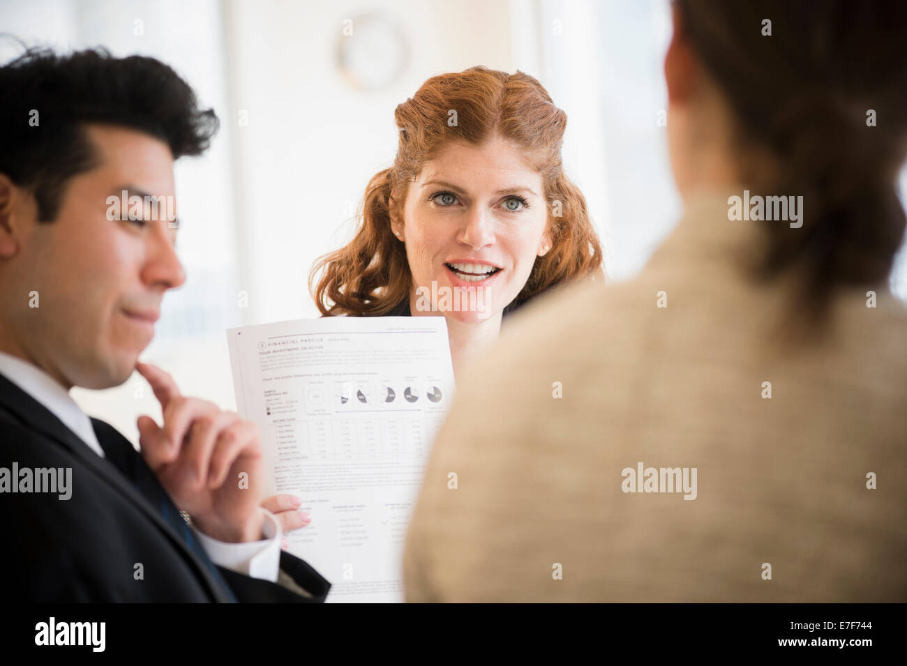 Three people talking -Fotos und -Bildmaterial in hoher Auflösung – Alamy