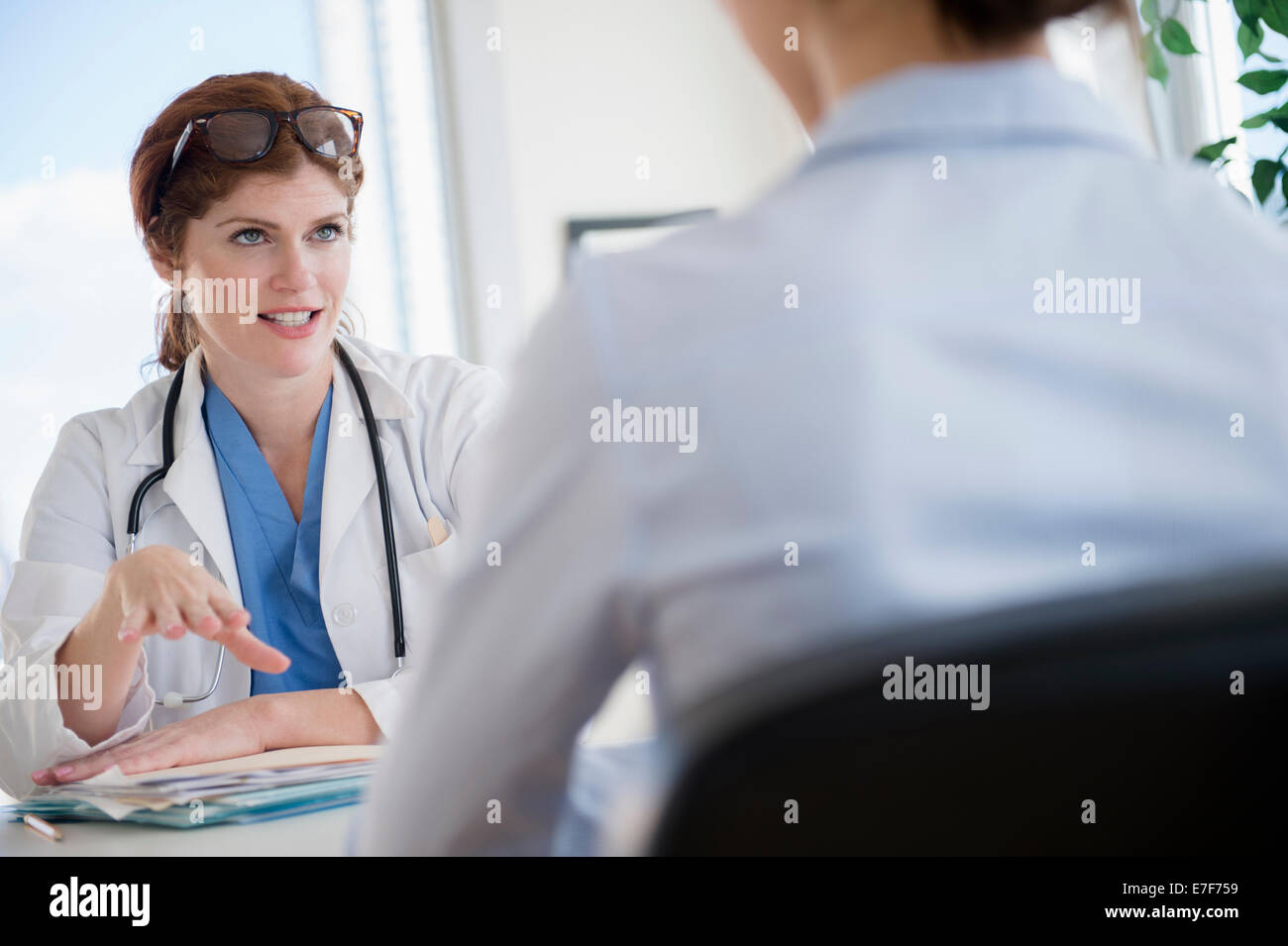 Der arzt und der patient -Fotos und -Bildmaterial in hoher Auflösung ...