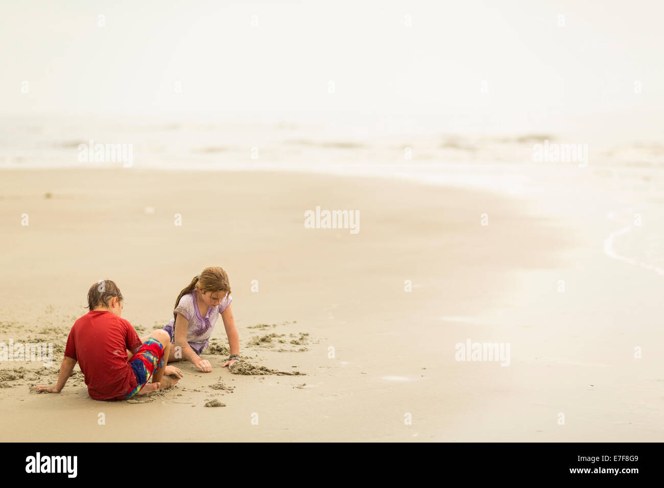 Kinder spielen auf sand strand im somme -Fotos und -Bildmaterial in ...