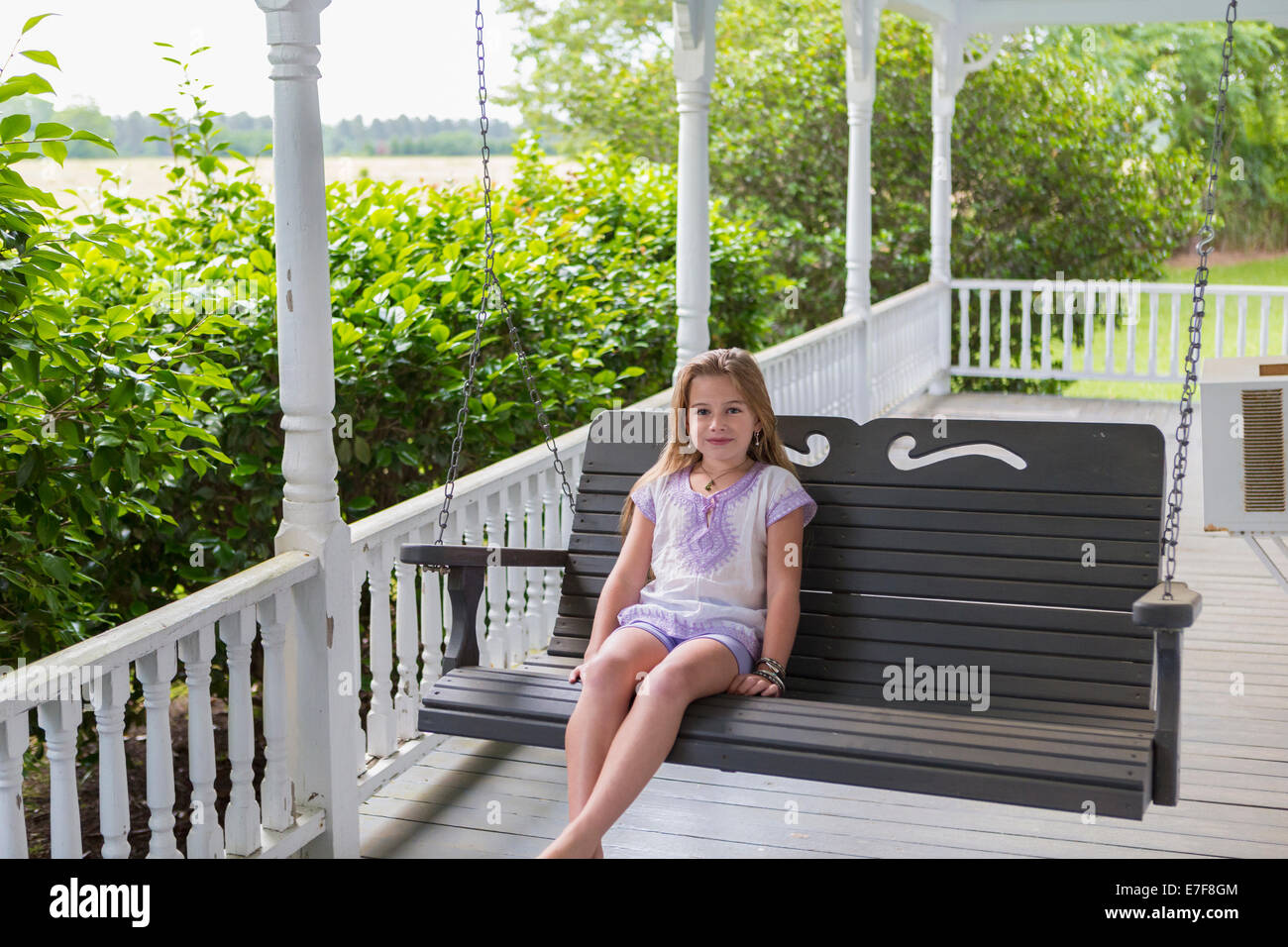Kaukasische Mädchen in Schaukel auf der Veranda entspannen Stockfotografie - Alamy