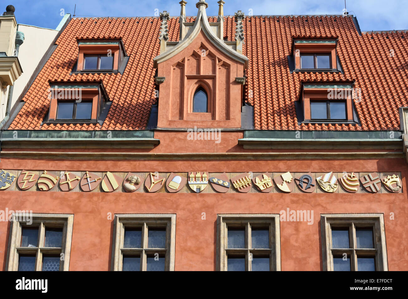 Eine Reihe von Wappen an der Außenwand des alten Rathauses in der City ...