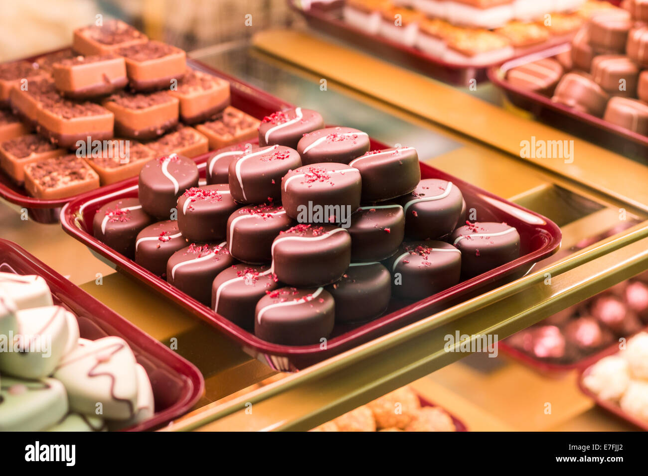 Thekenvitrine gebacken -Fotos und -Bildmaterial in hoher Auflösung – Alamy