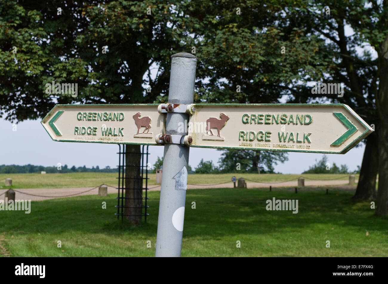 Blechschild auf dem Gelände der Woburn Abbey UK, zeigt die Route des ...