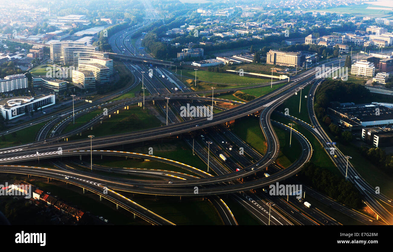 Luftaufnahme des Autobahn-System am Stadtrand von Brüssel ...