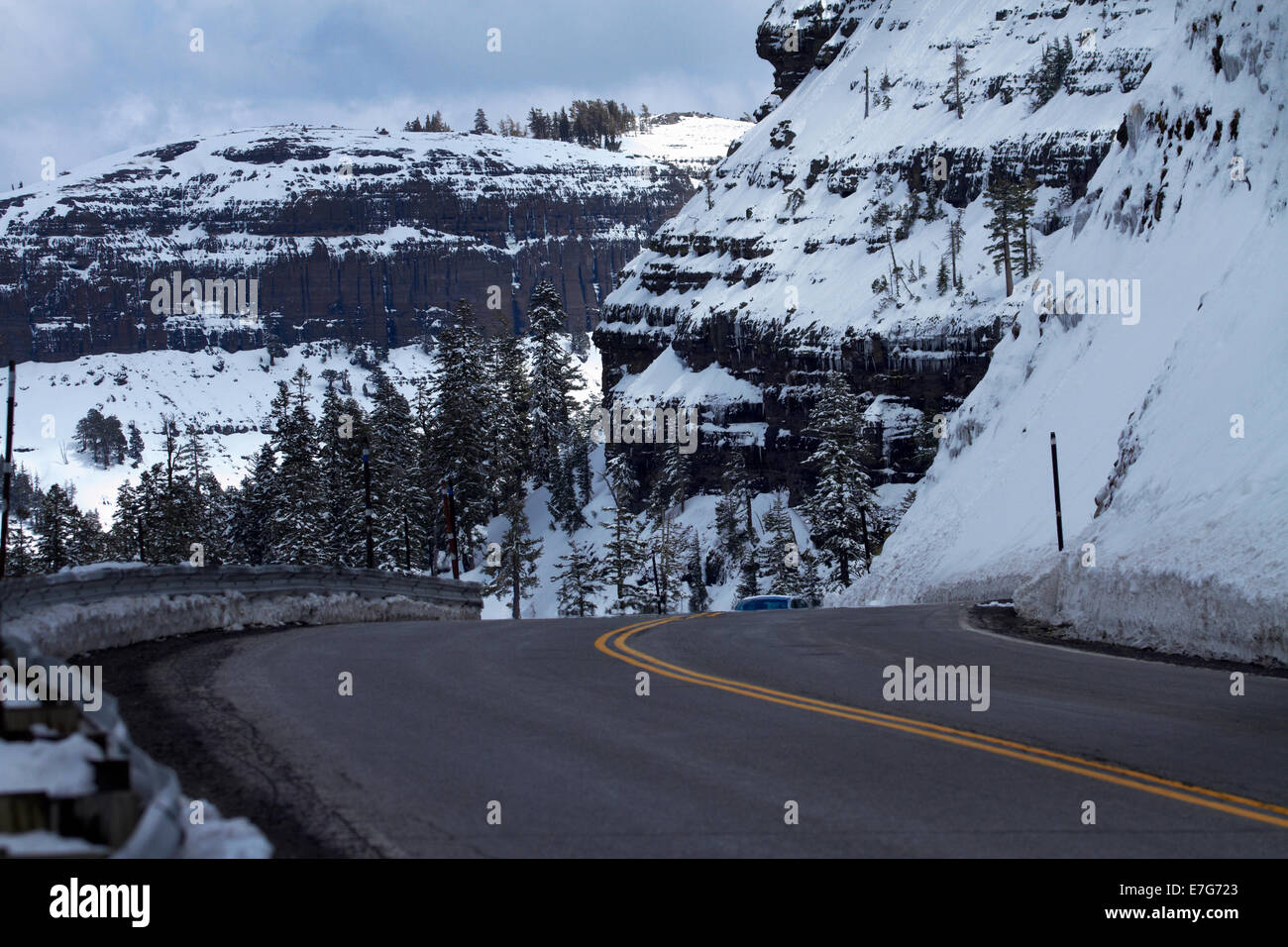 Schnee und Road bei Carson Sporn (Höhe 7990ft), Carson Pass Autobahn ...