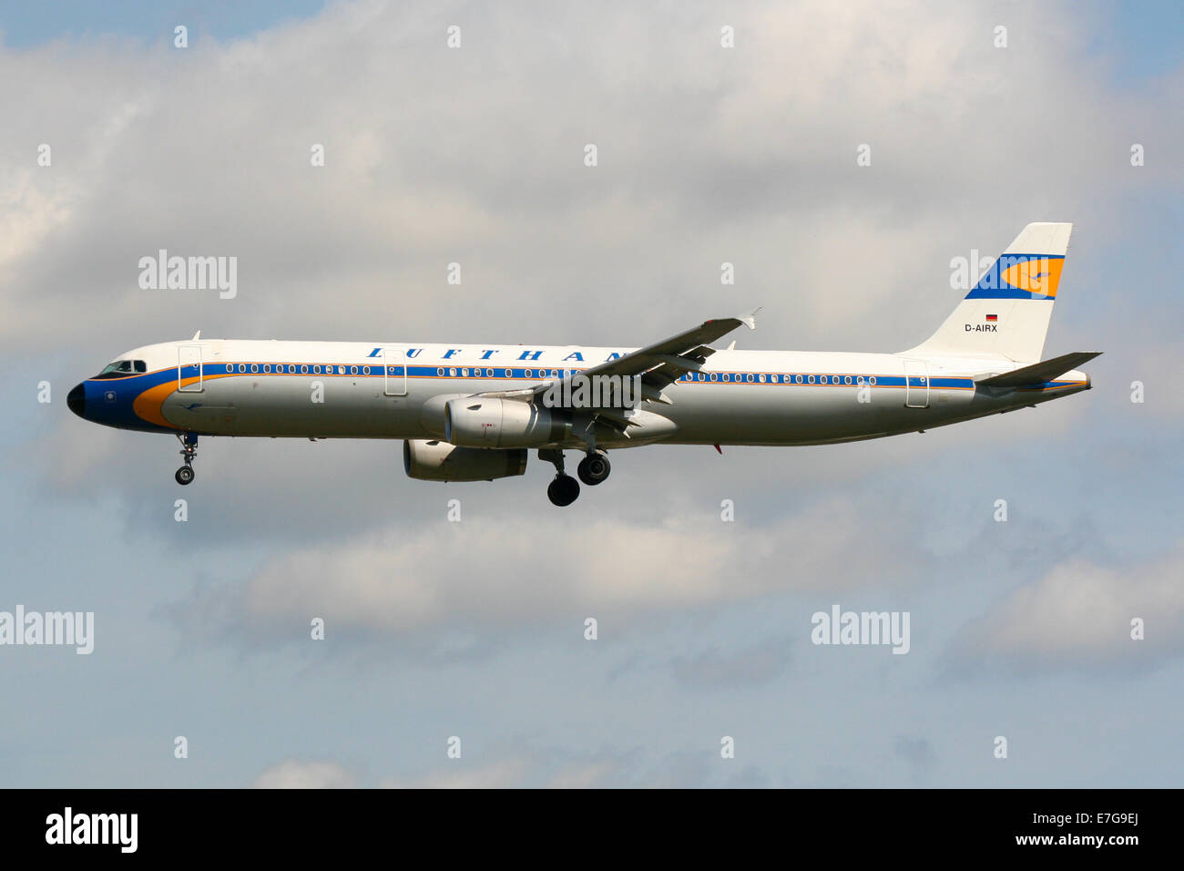 Lufthansa (Retro) Airbus A321 nähert sich Start-und Landebahn 27L am ...
