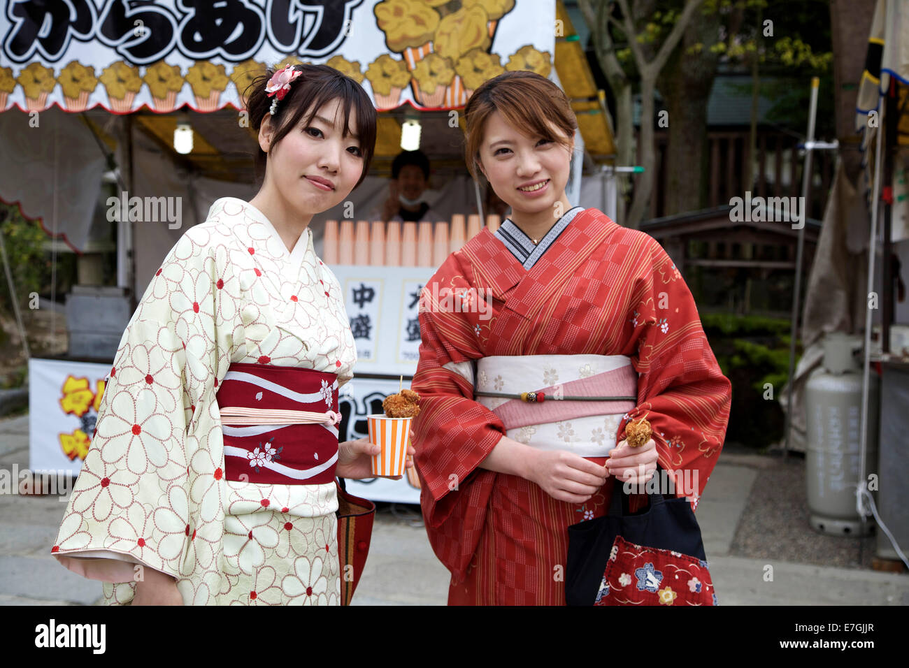 Junge Japanerinnen mit Kimono, Mädchen tragen Yutaka, weibliche Tracht ...
