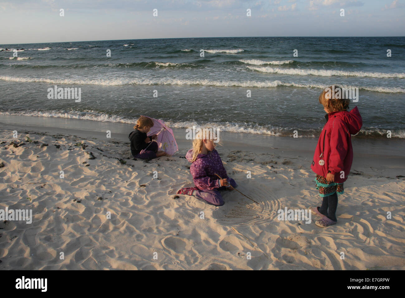 Kinder spielen mit wellen -Fotos und -Bildmaterial in hoher Auflösung ...