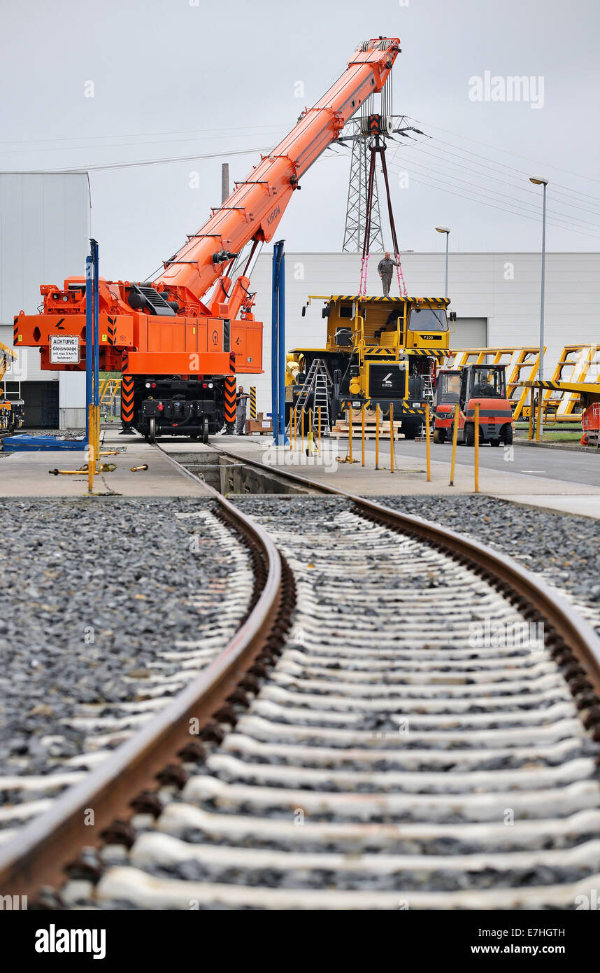Mitarbeiter der Kirow Ardelt GmbH mithilfe einer eigenen Eisenbahnkrane ...
