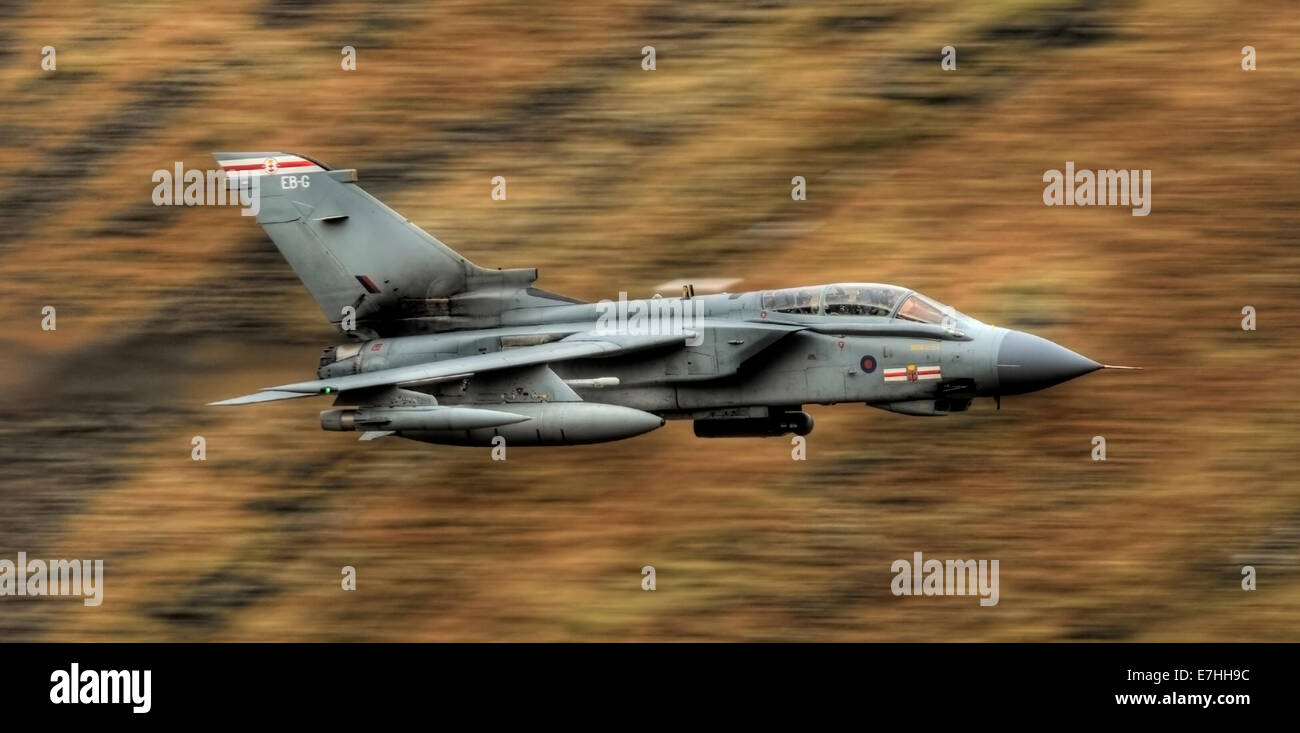 RAF Tornado-Jagdbomber auf niedrigem Niveau ausüben, im englischen Lake ...