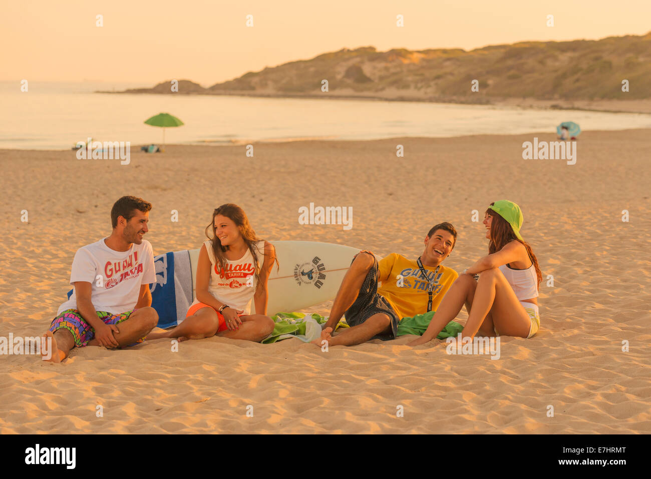 Gruppe von freunden am strand -Fotos und -Bildmaterial in hoher ...