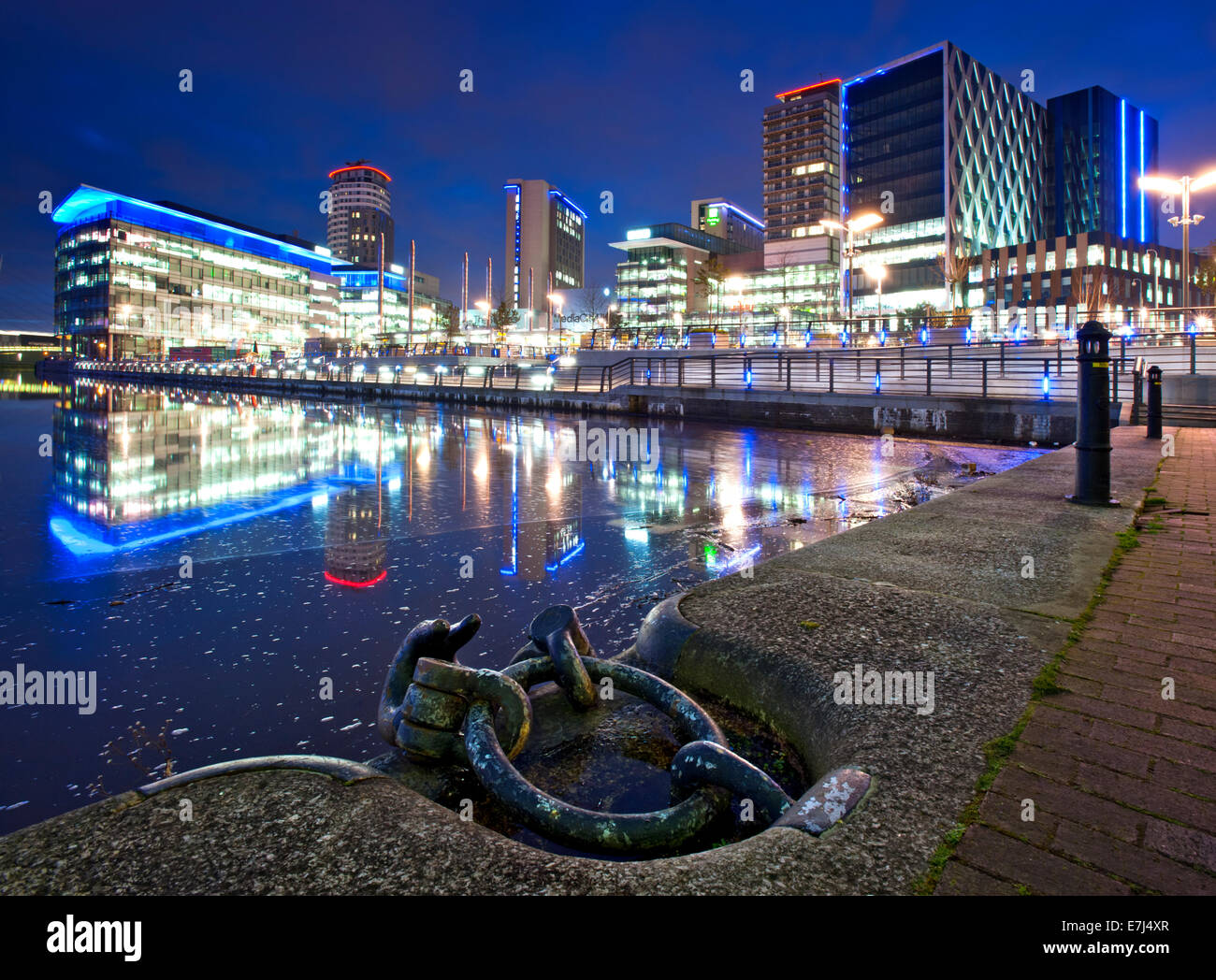 Neon studios -Fotos und -Bildmaterial in hoher Auflösung – Alamy