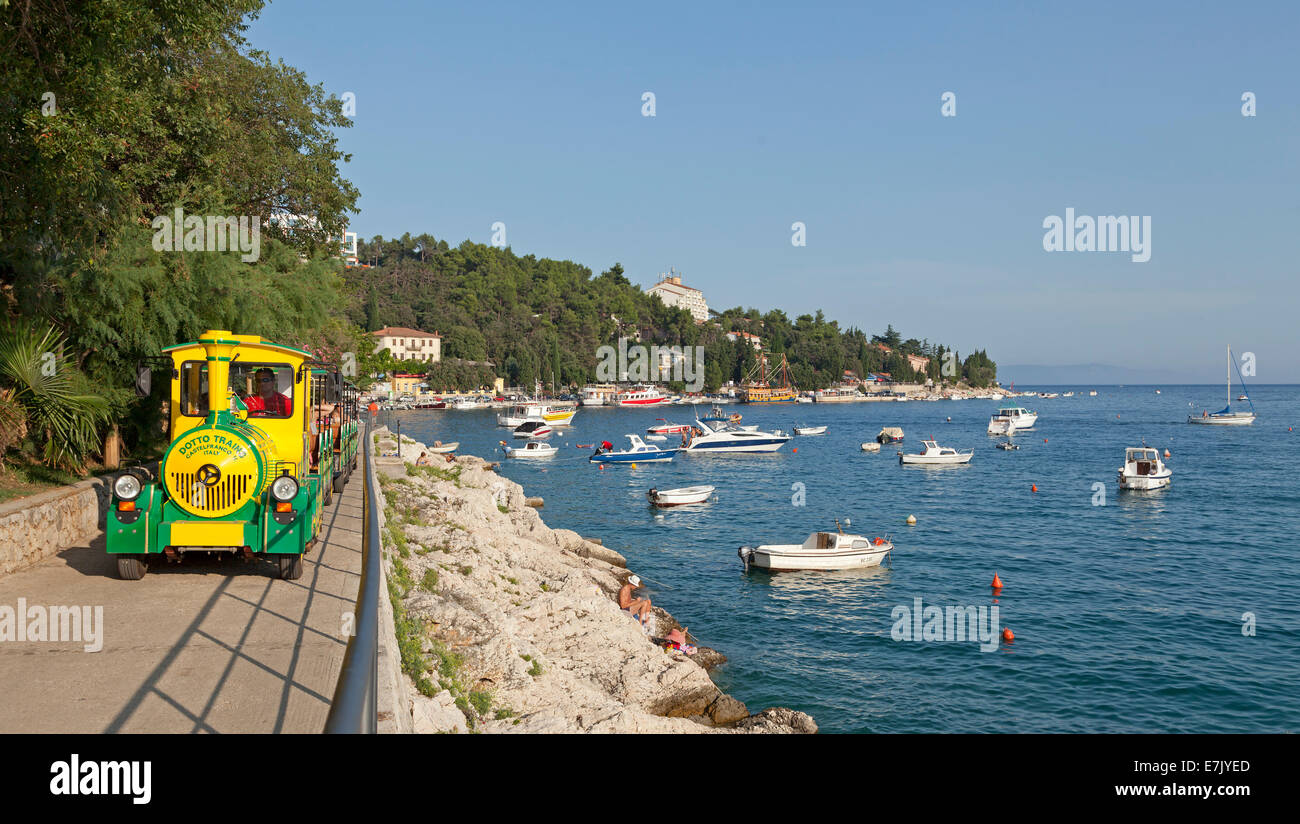 touristischer Zug auf der Promenade, direkt am Meer, Rabac, Istrien ...