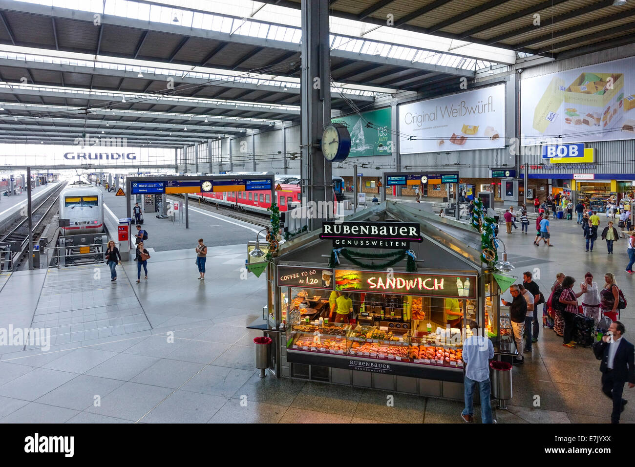 Fahrgäste Reisende Touristen an- und Abreise am Munich Train Station ...