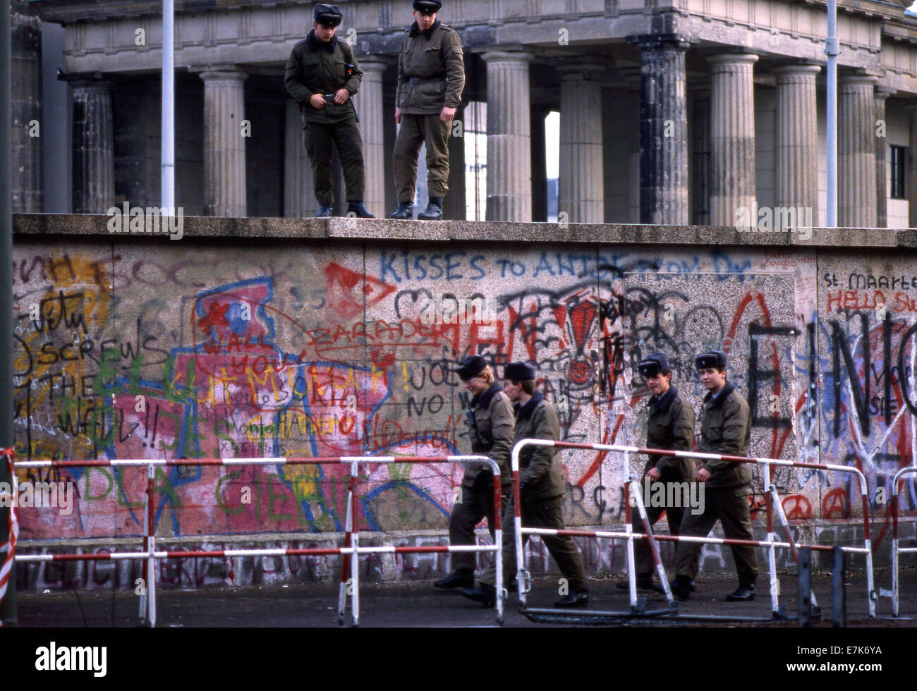West Berlin, Deutschland. 23. Sep, 2009. DDR Polizei patrouillieren am ...