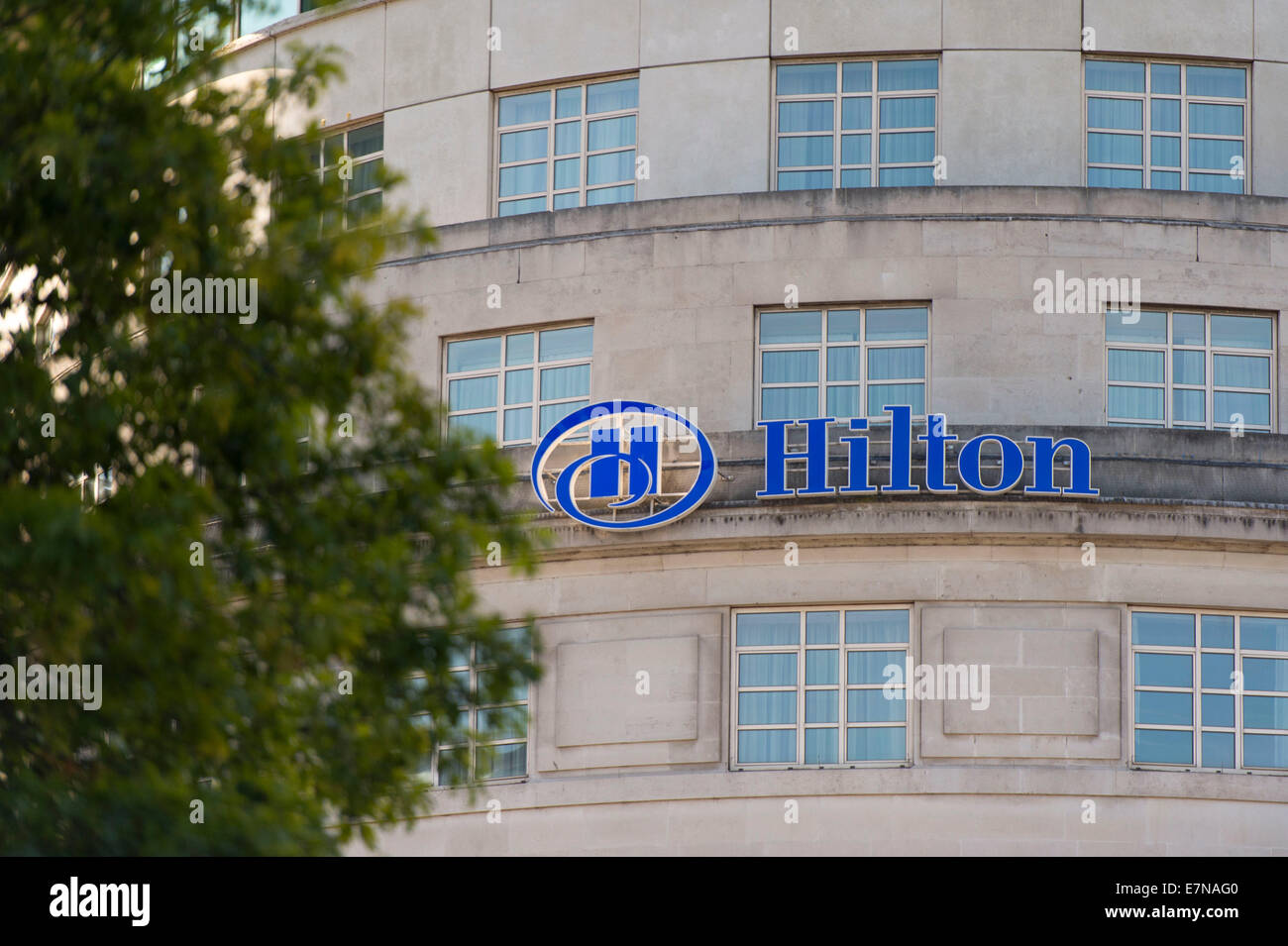 Hilton hotel logo sign -Fotos und -Bildmaterial in hoher Auflösung – Alamy