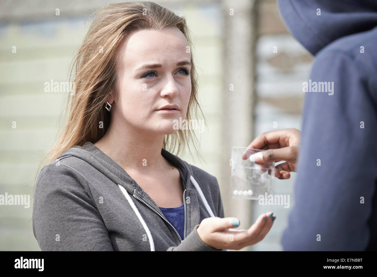 Teenager-Mädchen kaufen Drogen auf der Straße von Händler ...