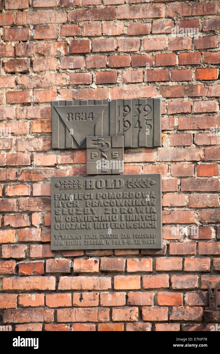 1939 1945 halten 8634 Plaketten an Wand des Blocks im KZ Auschwitz ...