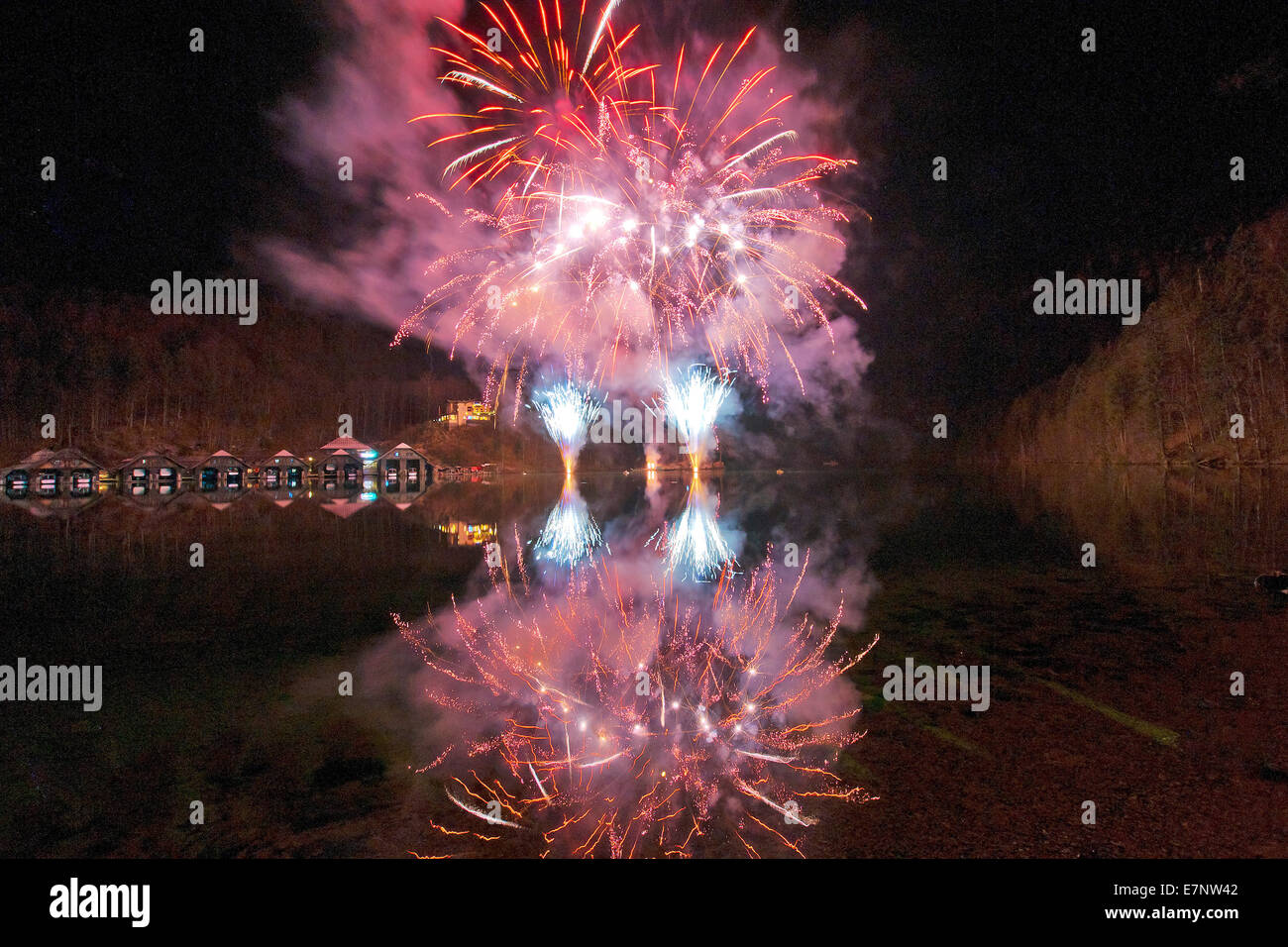 Feuer, Feuerwerk, Pyrotechnik, Raketen, Strahlen, Balken, explodieren ...