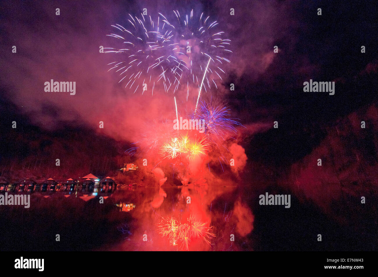 Feuer, Feuerwerk, Pyrotechnik, Raketen, Strahlen, Balken, explodieren ...