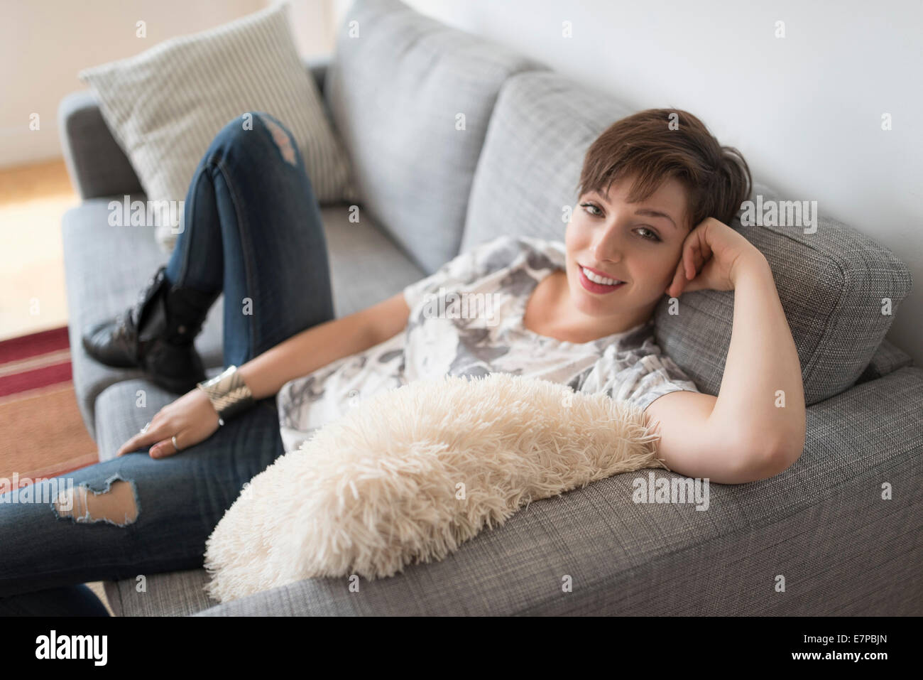 Frau Breitbeinig Sitzen Stockfotos und -bilder Kaufen - Alamy