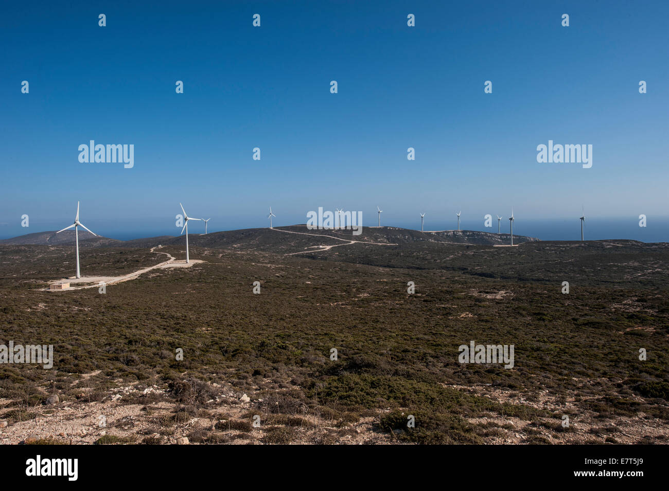 Eine Windturbine, die Teil eines Windparks ist, nutzt den Wind, um Energie zu erzeugen, wenn die ...