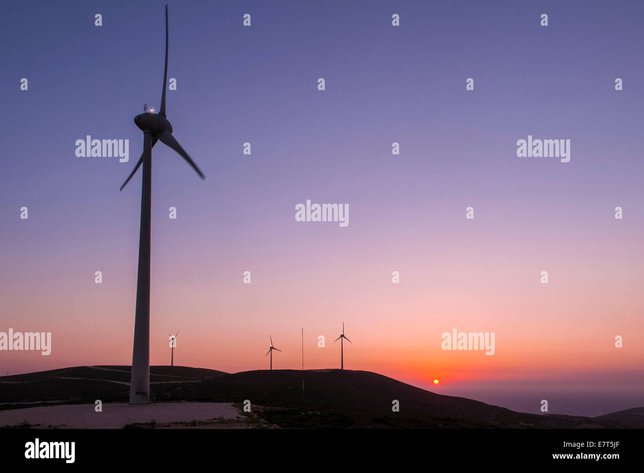 Eine Windturbine, die Teil eines Windparks ist, nutzt den Wind, um Energie zu erzeugen, wenn die ...
