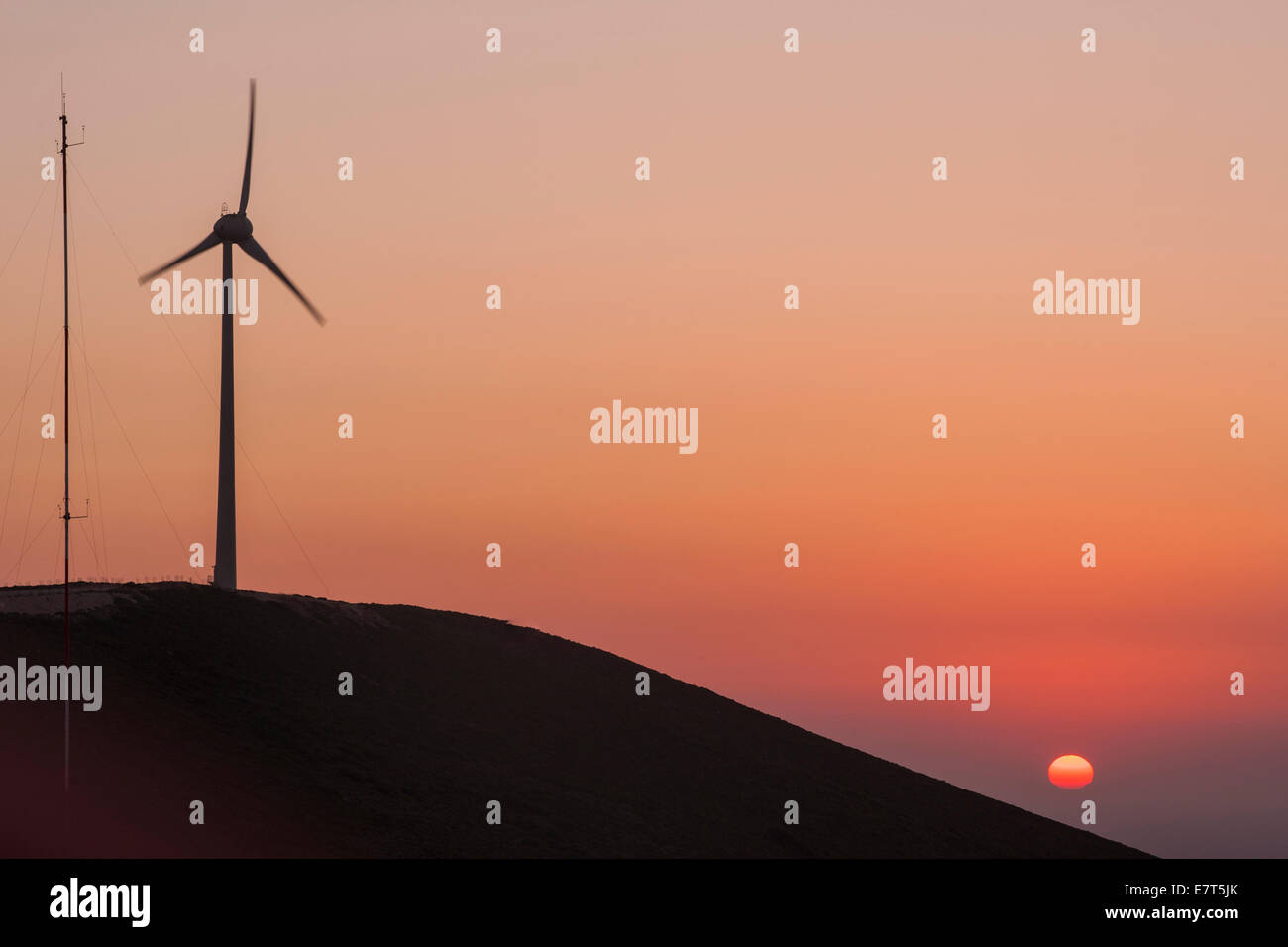 Eine Windturbine, die Teil eines Windparks ist, nutzt den Wind, um Energie zu erzeugen, wenn die ...