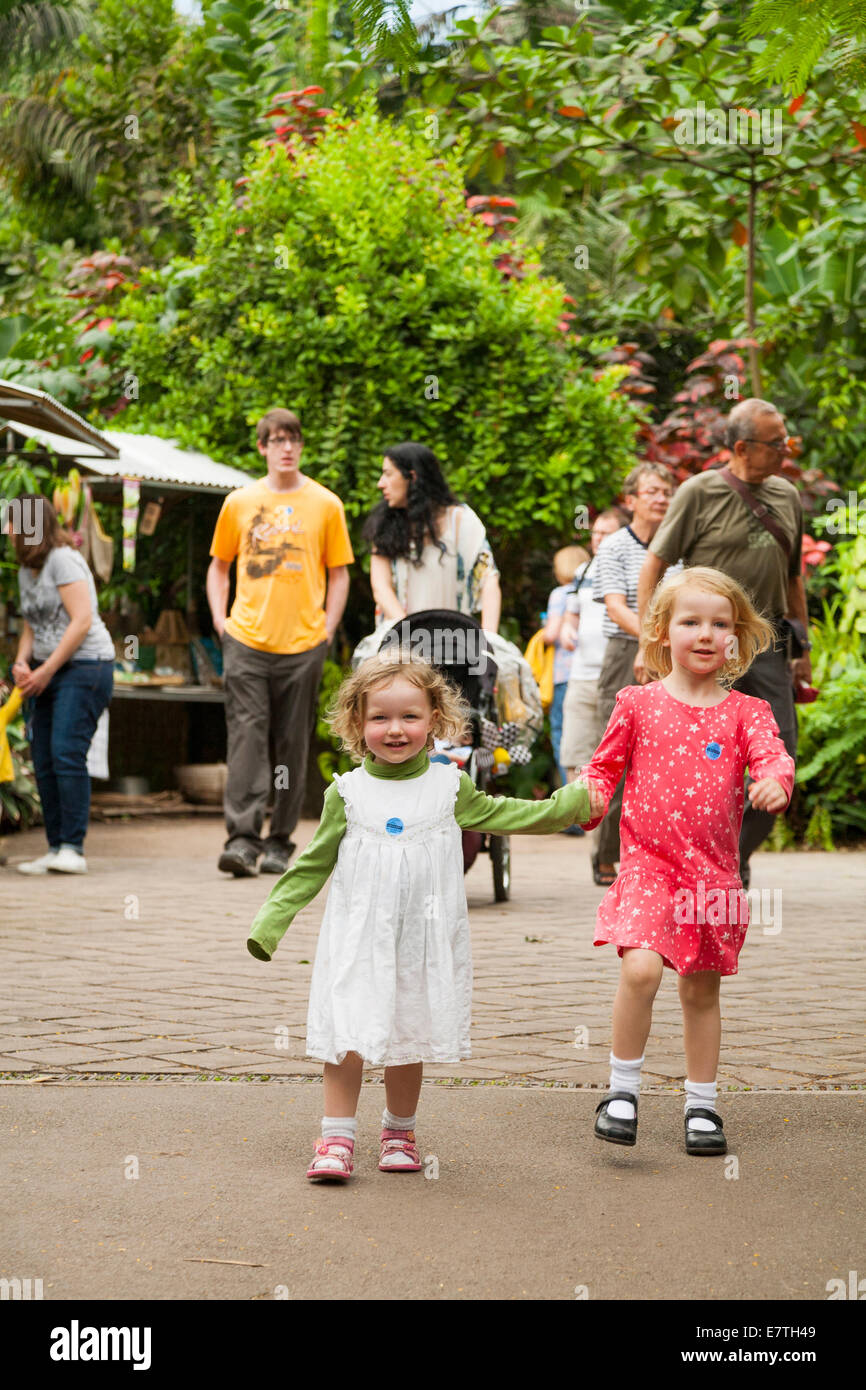 Kinder mit kindern im garten von eden -Fotos und -Bildmaterial in hoher Auflösung – Alamy
