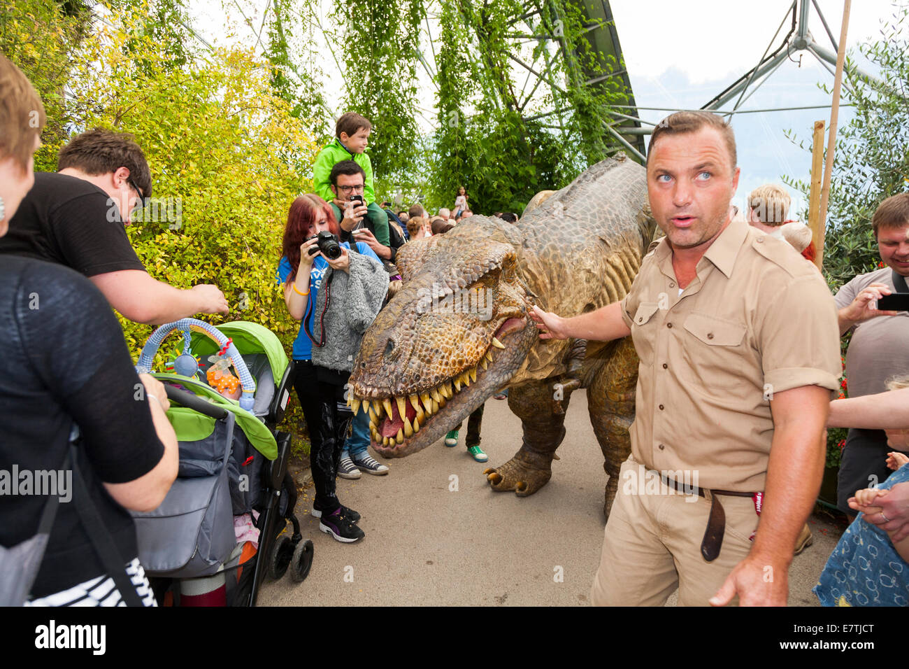 Kinder mit kindern im garten von eden -Fotos und -Bildmaterial in hoher Auflösung – Alamy