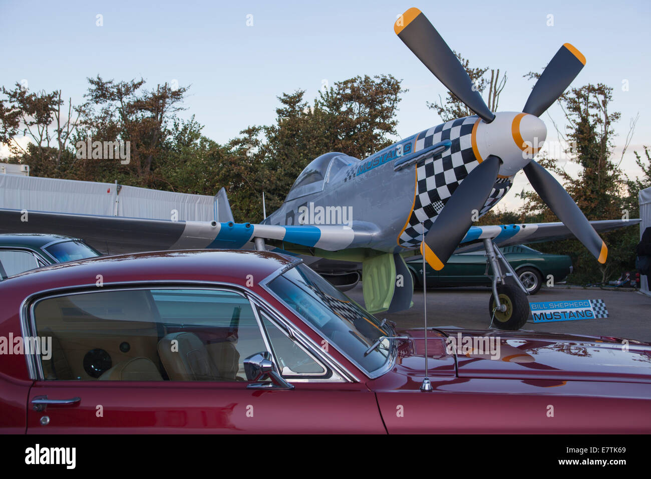 Mustang Auto und Flugzeug Stockfotografie - Alamy