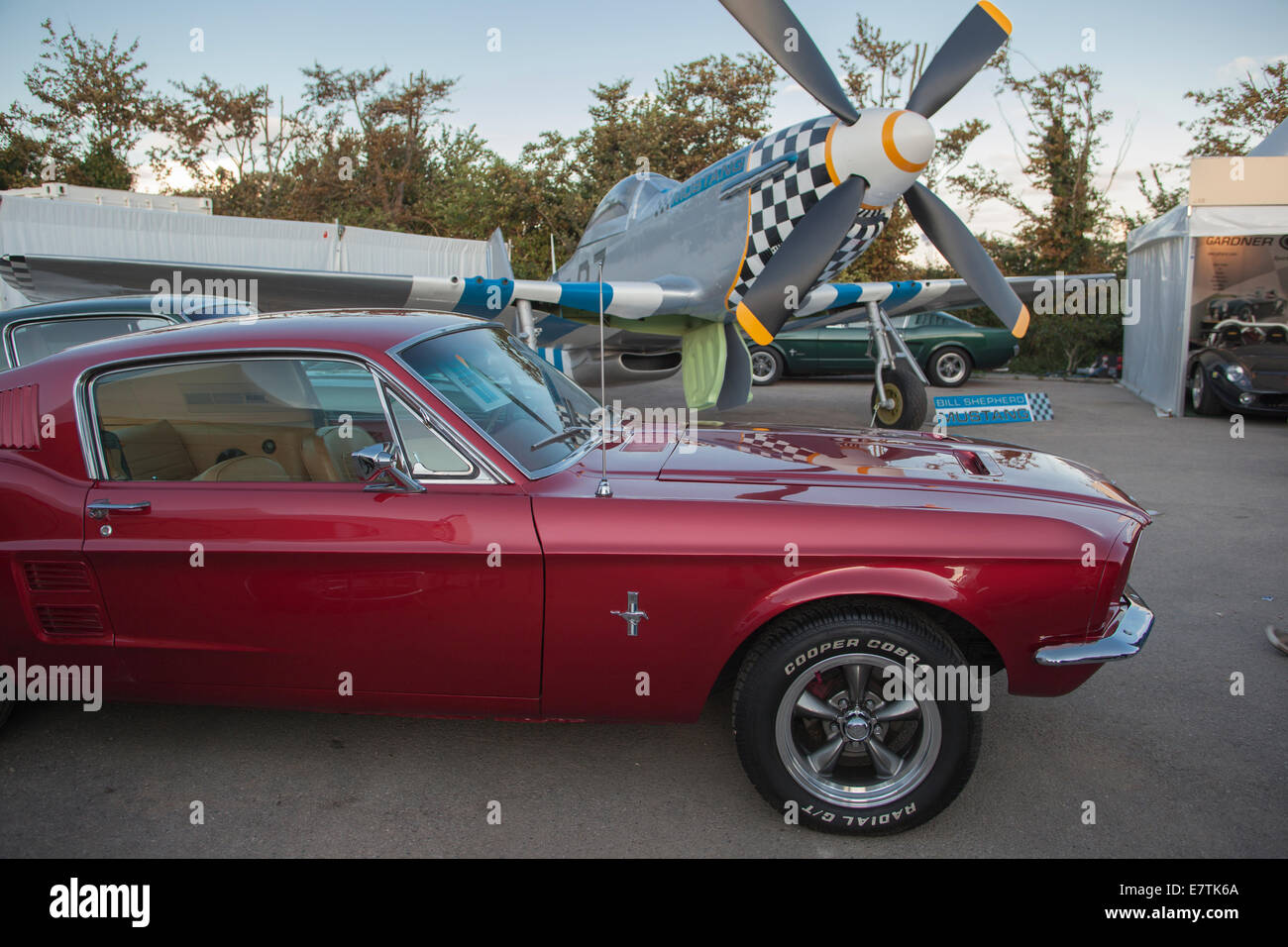 Mustang Auto und Flugzeug Stockfotografie - Alamy