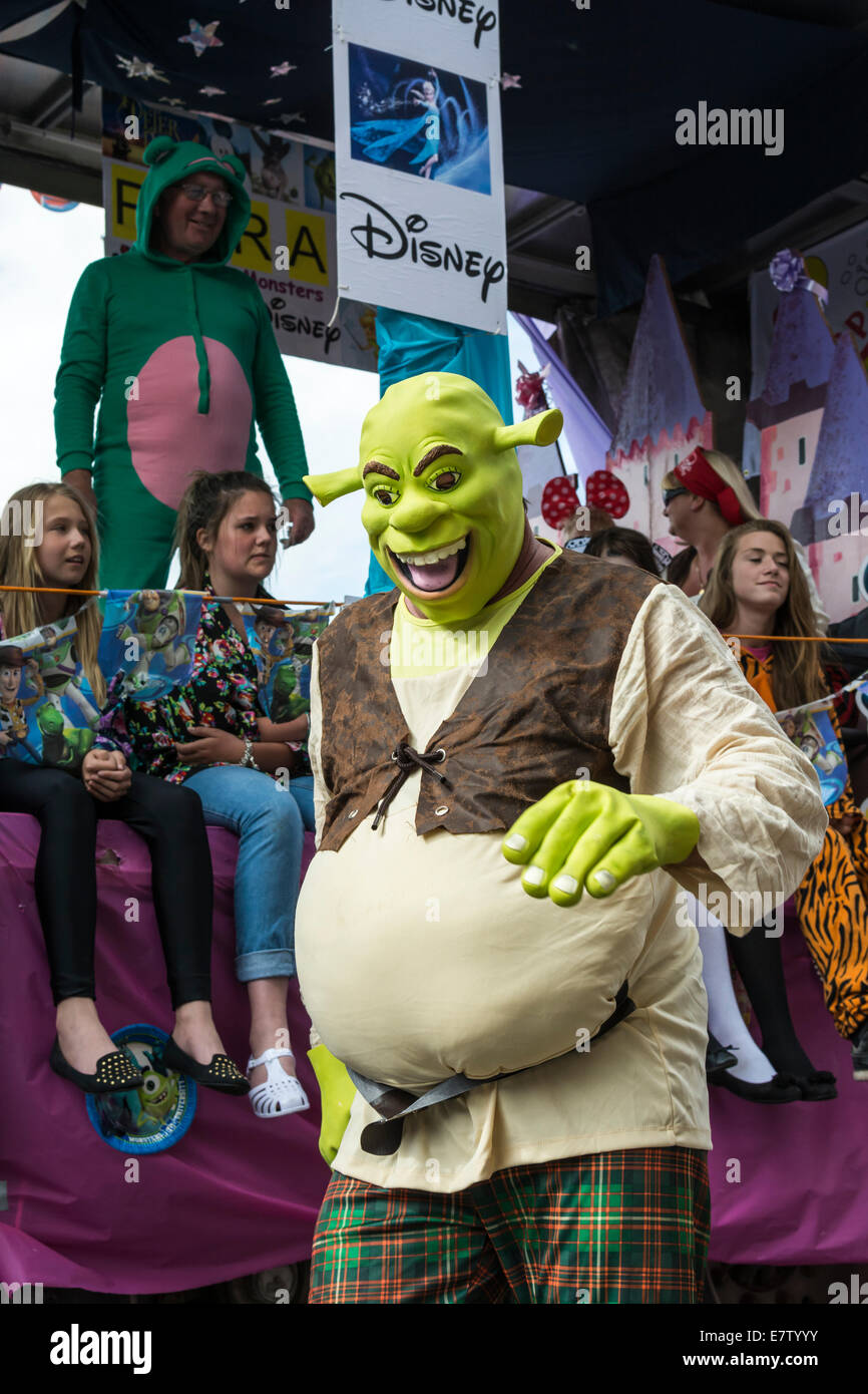 Person gekleidet als Filmfigur Shrek der Oger in Bakewell Karneval Peak ...