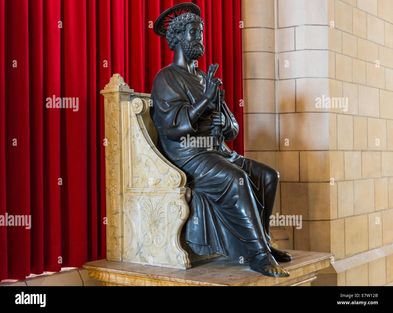 Das Innere der Buckfast Abbey zeigt eine Statue von St. Peter sitzen ...