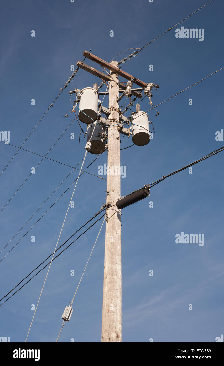 Wooden elektrische und Telefonmast mit drei Transformatoren ...